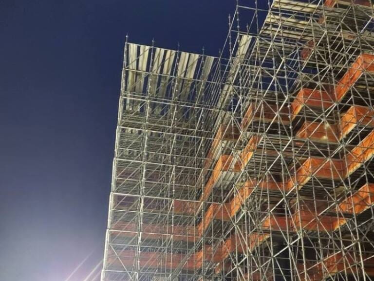 Andaime de Encaixe Multidirecional: Versatilidade em Obras!